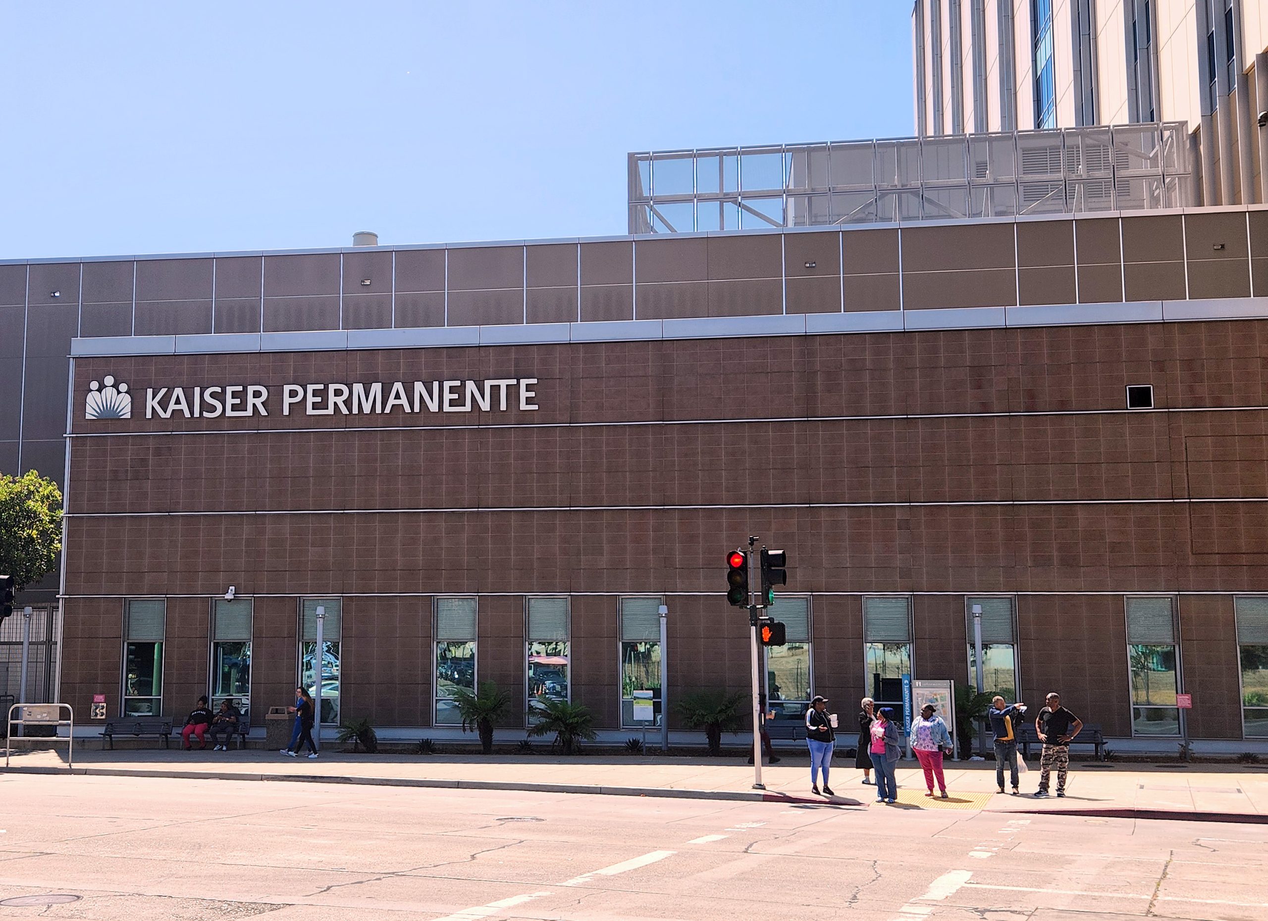 Kaiser nurses hold one-day strike in midst of contract talks ...